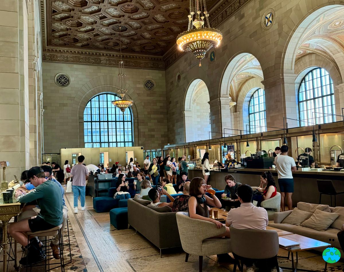 【2024 蒙特婁必去咖啡廳】Crew Collective Cafe 百年銀行總部轉型為世界最美咖啡廳 | 小螺絲看世界