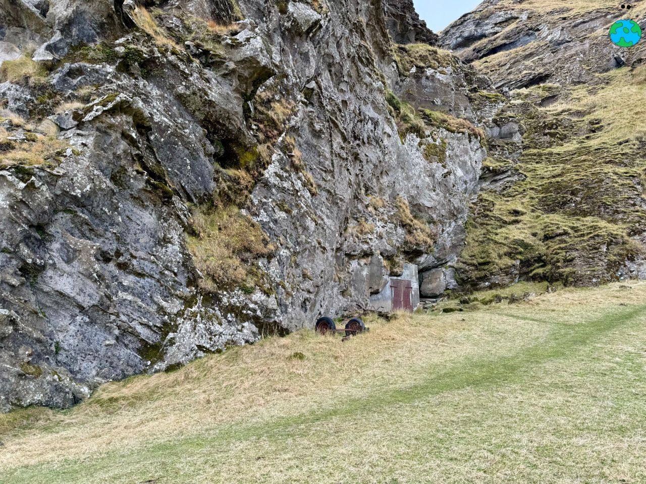 【冰島小眾景點】Rutshellir Caves冰島最古老洞穴，維京人建造！就在彩虹瀑布旁邊 – 小螺絲看世界